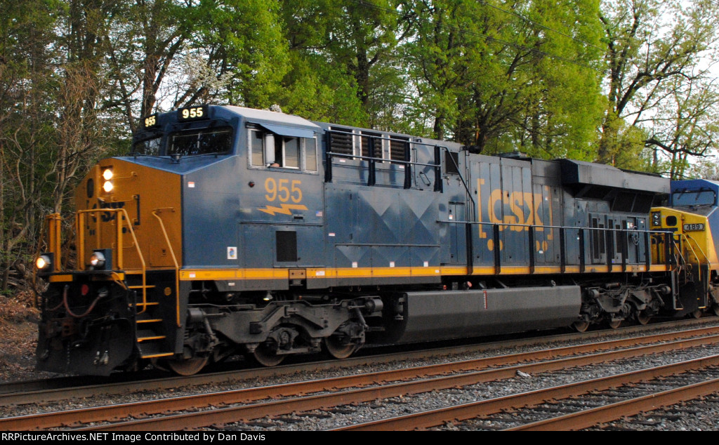 CSX ES44AH 955 leads Q034-20